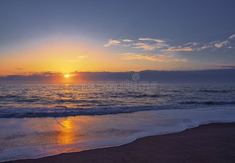 Sunrise at Bethany Beach, DE Stock Image - Image of dawn, glow: 216083841