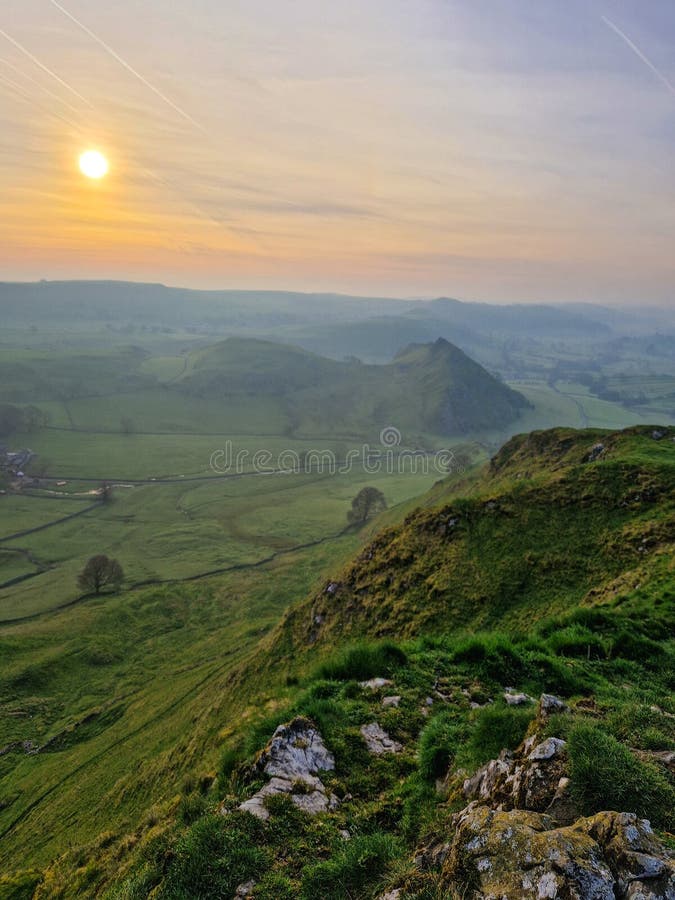 Sunrise on Chrome Hill in National Park Peak District, England 17.04 ...
