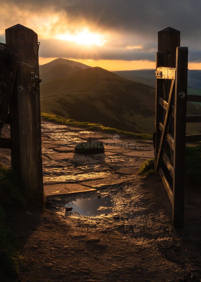 Sunrise at Mam Tor stock image. Image of outdoors, hills - 181927311