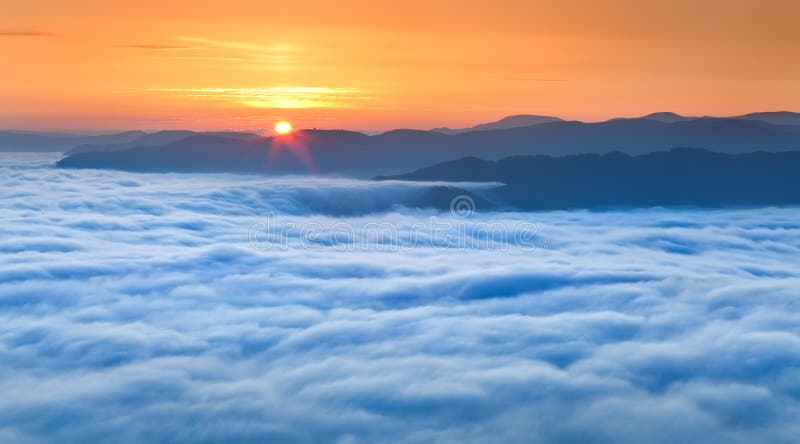 Sunrise Over the Sea of Fog Stock Photo - Image of mist, light: 39087044