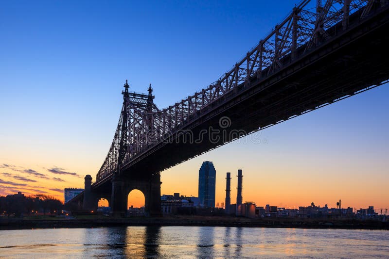 Sunrise at the Queen Bridge Stock Photo - Image of park, capital: 38084784