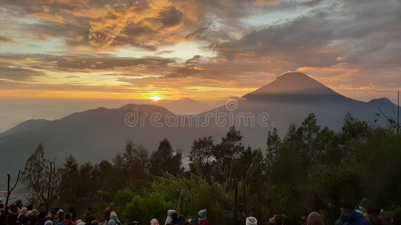Sunrise at Sikunir, Dieng editorial photo. Image of tuorist - 262051906