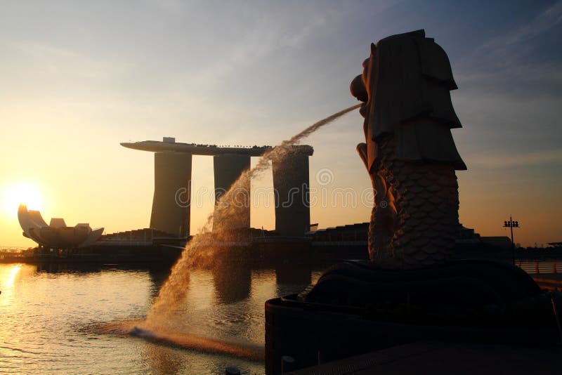Sunrise on Merlion editorial photography. Image of morning - 29832387