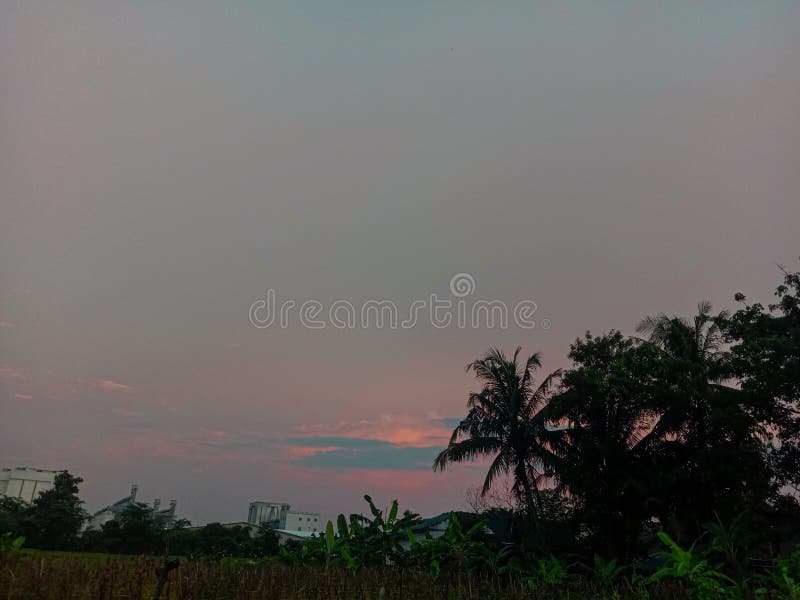 The suns is setting stock image. Image of skyred, reflection - 241939459