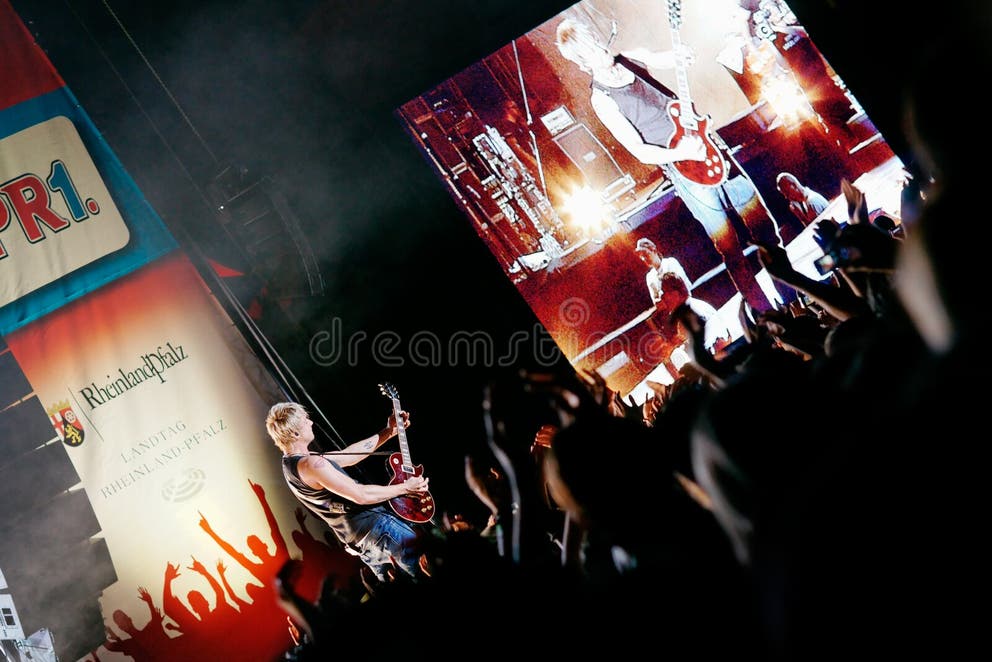 Sunset Avenue in concert editorial photography. Image of concert - 10692862