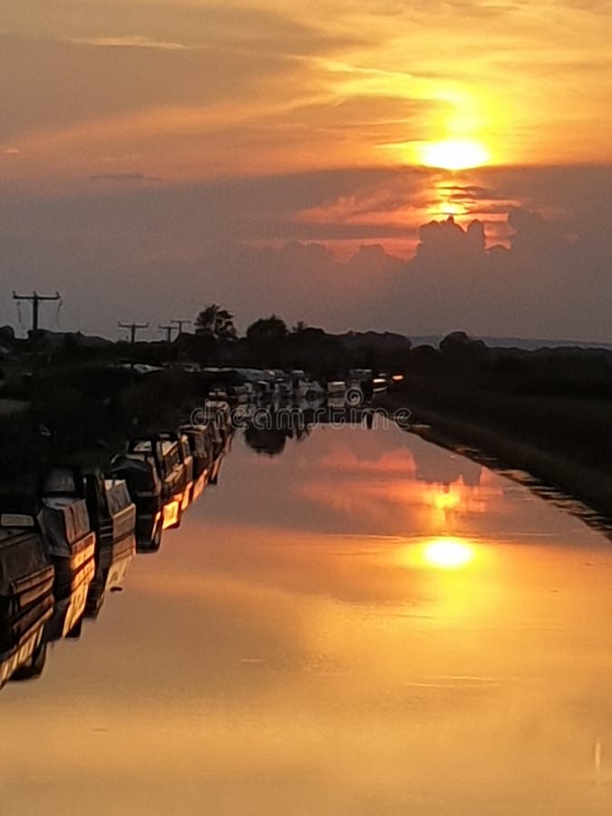 Sunset on the canal editorial photo. Image of sunset - 192627176