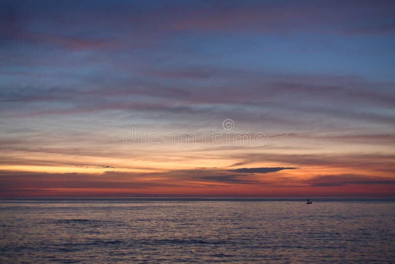 Sunset Color Rosa Del Mar Hermosas Nubes De Color Imagen de archivo ...