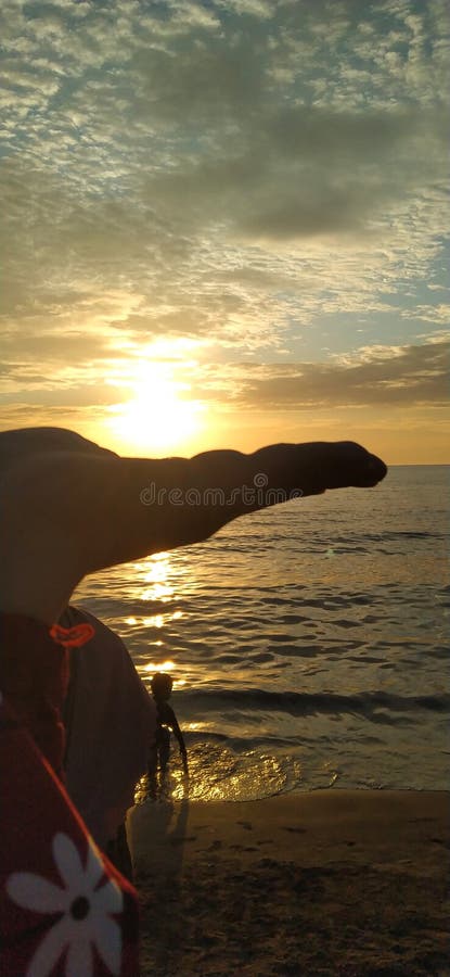 Sunset di pinggir laut stock photo. Image of sand, shore - 261670090