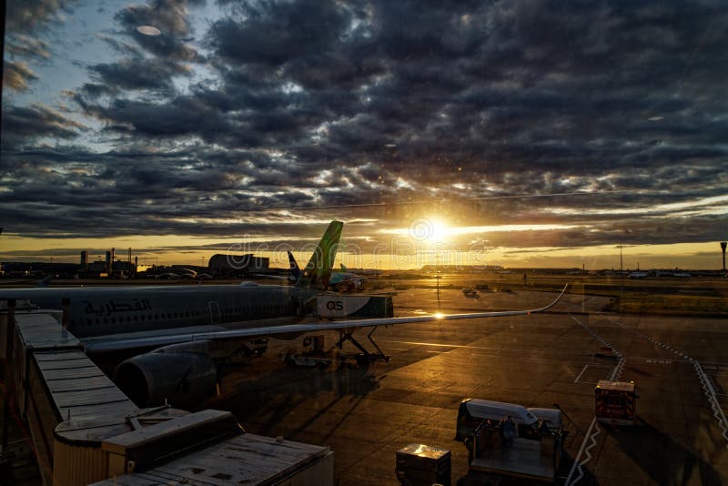 Sunset at Heathrow Terminal 4 Stock Image - Image of fire, lincoln ...