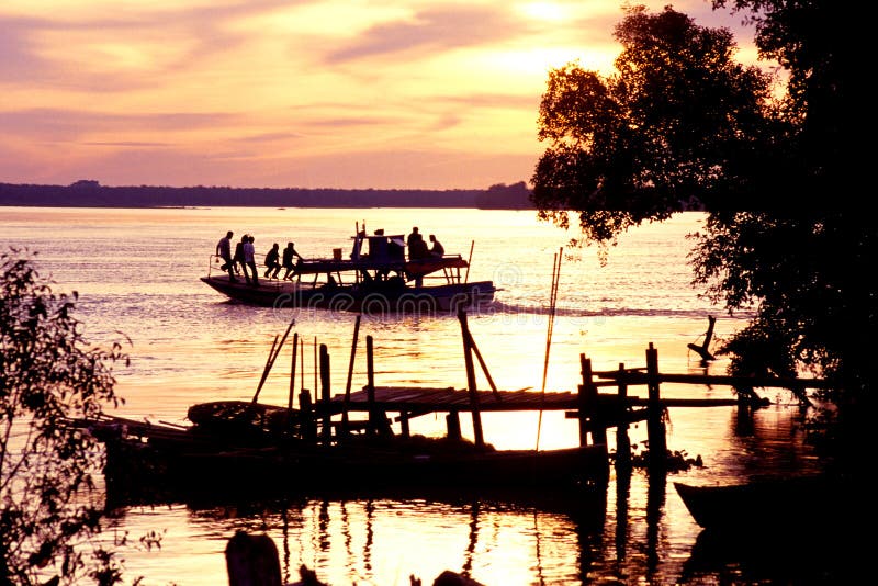 Sunset over Perak River editorial photography. Image of sungai - 26138407