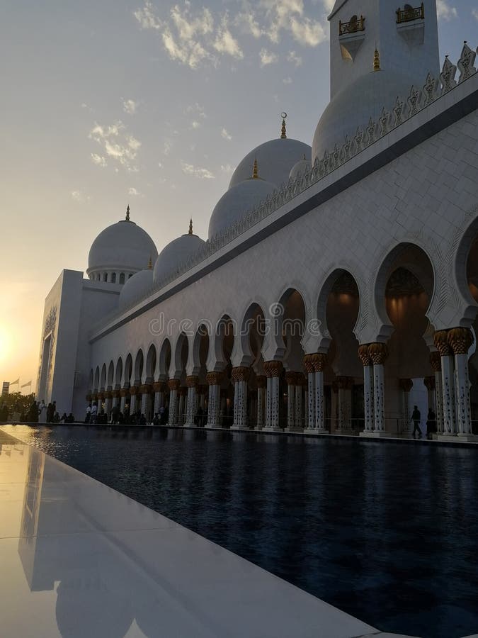 Reflection Sheikh Zayed Mosque in Abu Dhabi Stock Photo - Image of ...