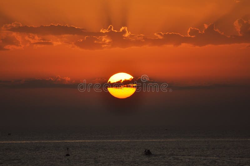 Sun Setting Behind Sea Horizon Stock Photo - Image of water, sets: 7802608
