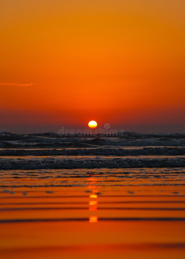 Sunset into the Sea. Selective Focus. Shallow Depth of Field ...