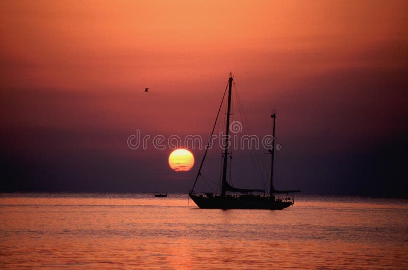 Sunset ship stock photo. Image of beauty, sunbeam, sunset - 3538108
