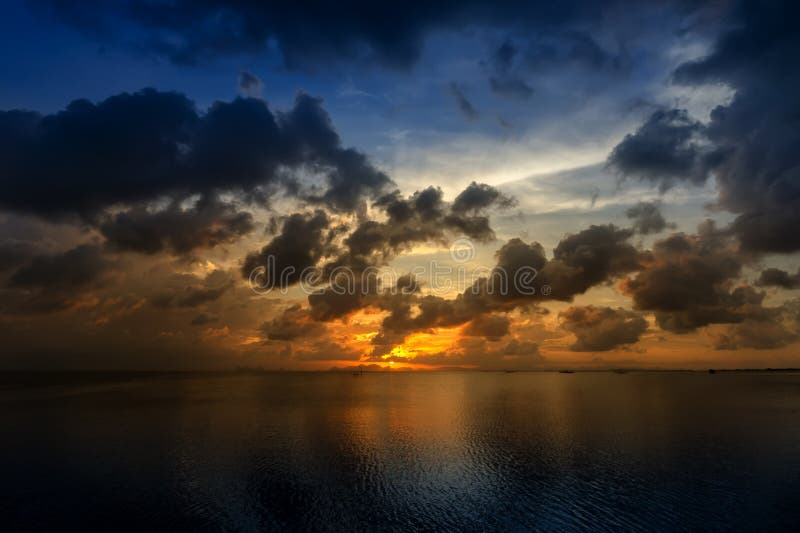 Sunset Sky and Cloud on the Lake Stock Image - Image of dawn, sunshine ...