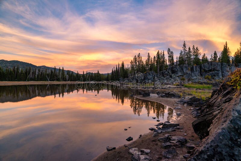 Sunset at Sparks Lake in the Cascade Mountains in Bend, Oregon Stock ...