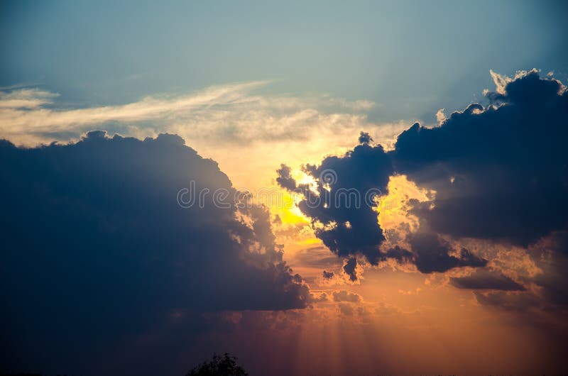 Sunset / Sunrise with Clouds, Light Rays and Other Atmospheric Effect ...