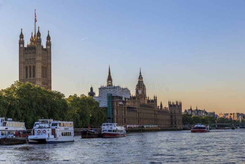 Sunset on the Thames editorial stock image. Image of building - 97331584