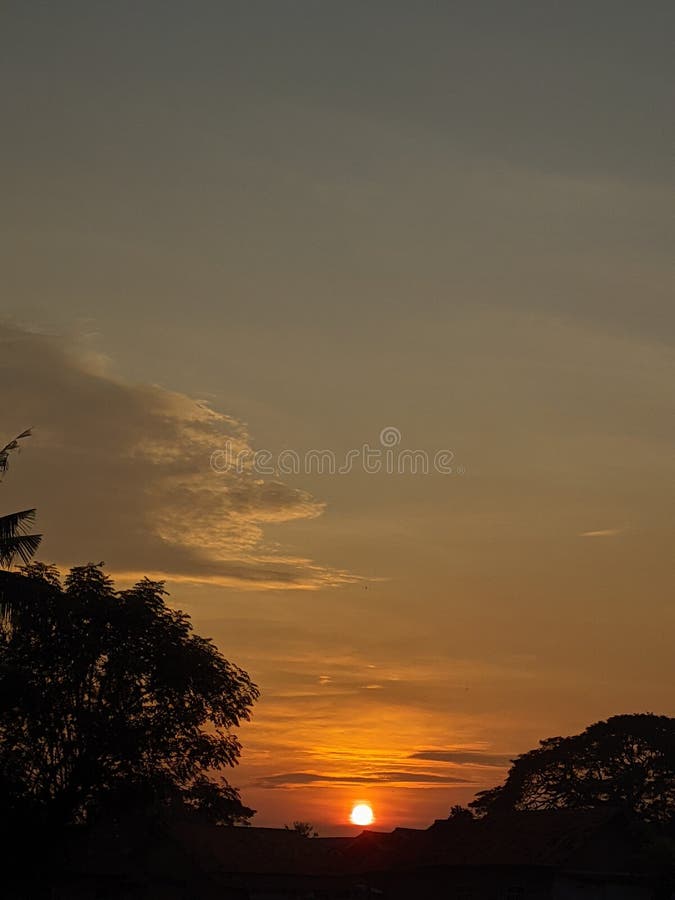 The Sunset is Very Beautiful,the Sun Returns To Say Goodnight Stock ...