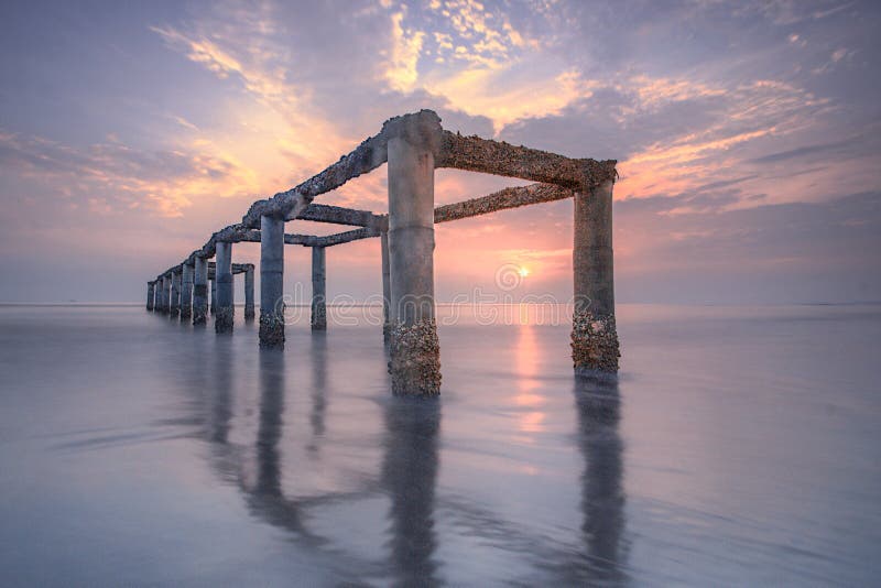 Sunsets Beach Bridge Reflection Stock Image - Image of horizon, dusk ...