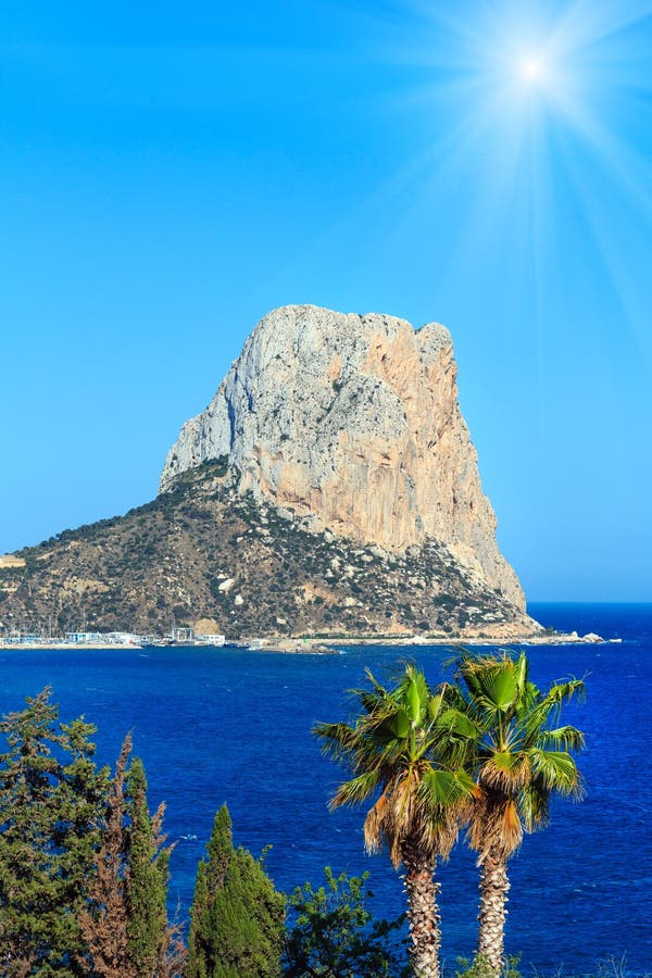Rots van Calpe, Spanje stock foto. Image of landschap - 77353692