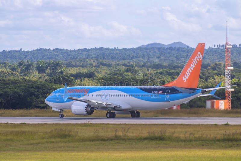 Sunwing Boeing 737-800 on Runway Editorial Stock Image - Image of ready ...