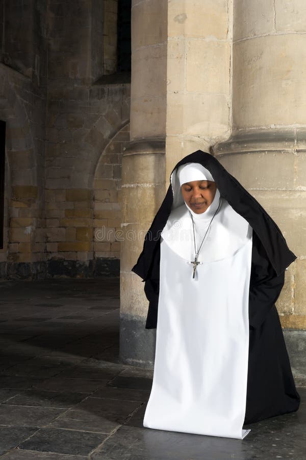 Suora inginocchiata fotografia stock. Immagine di antico - 34490884