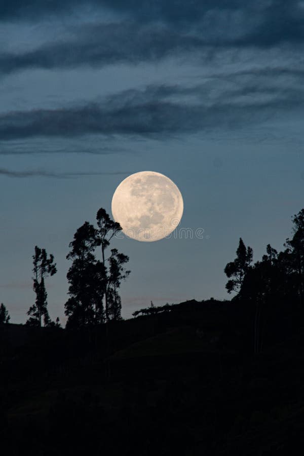 Super Lua Bela E Gigante Lua Cheia Na Montanha Foto de Stock - Imagem ...
