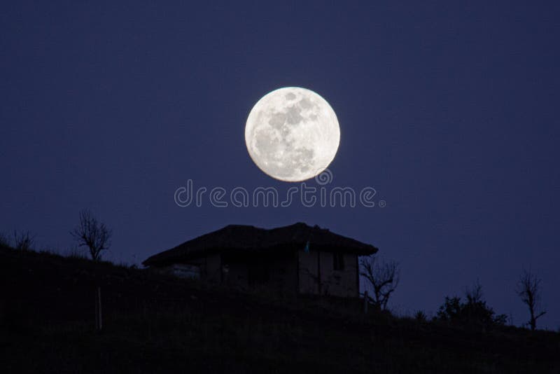 Super Lua Bela E Gigante Lua Cheia Na Montanha Imagem de Stock - Imagem ...
