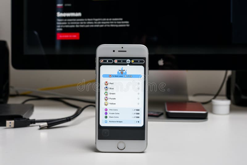 Super Mario Run Game on IPhone Editorial Image - Image of december ...