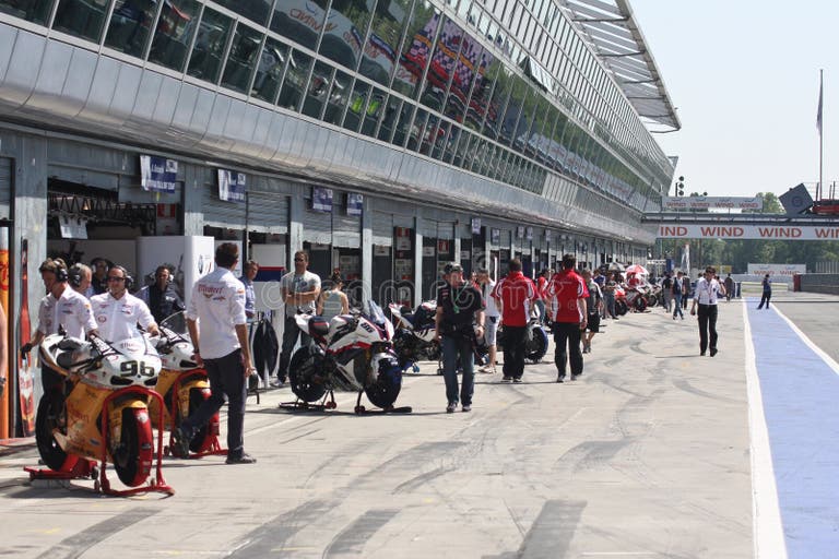 Superbike box at Monza editorial photography. Image of guintoli - 24433207