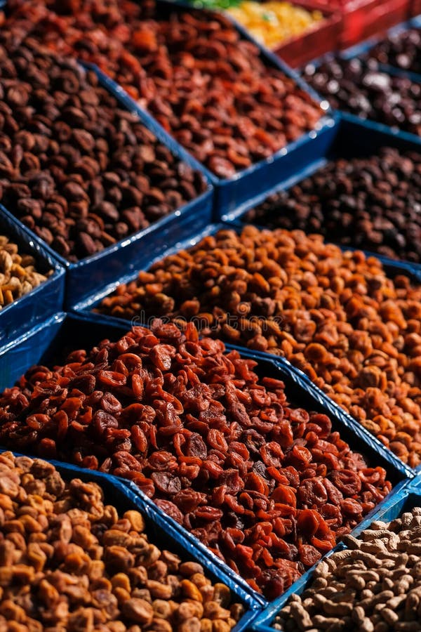 Supercomida Mostrador Con Frutas Secas En El Mercado Comida Vegana Foto ...