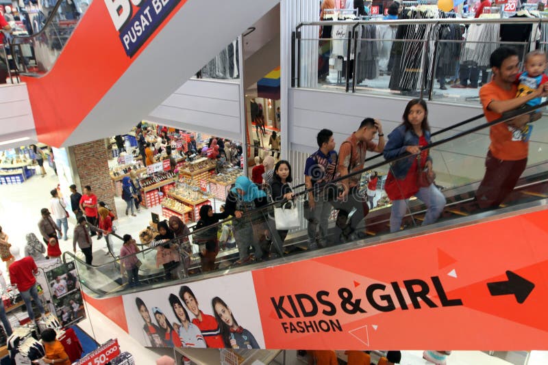 Supermarket editorial photo. Image of solo, product, advertising - 72305586