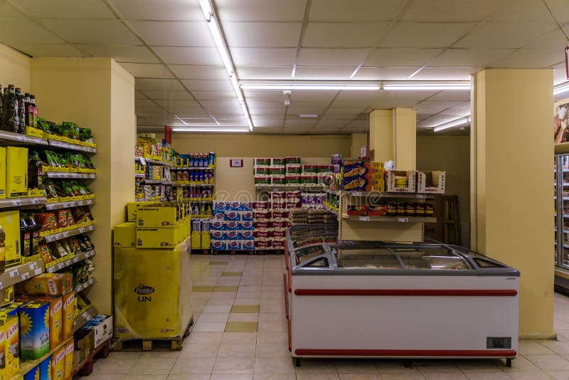 Innenraum Eines Supermarktes Redaktionelles Stockfoto - Bild von ...