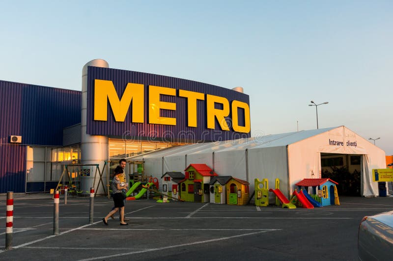 El Efectivo Del Metro Y Lleva El Logotipo Del Supermercado Foto de ...