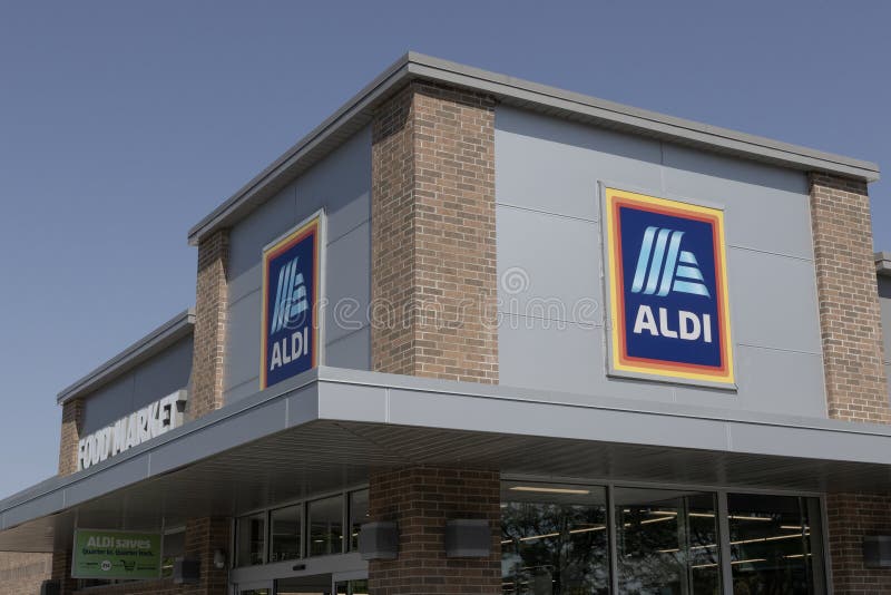 Supermercado De Descuento De Aldi. Aldi Vende Una Variedad De Productos ... Supermercado De Descuento De Aldi. Aldi Vende Una Variedad De Productos ...