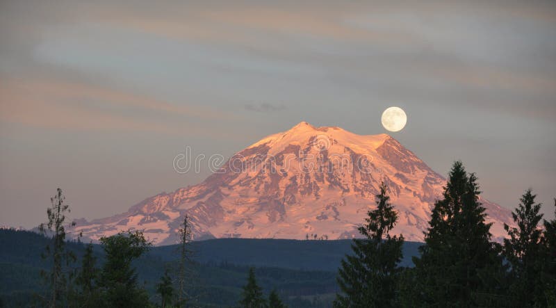 Supermoon over MT Rainier stock image. Image of mountain - 42655835