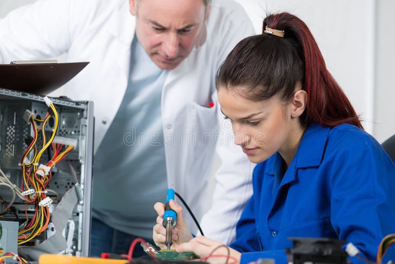 Supervisor Observando Componente De Computador Do Técnico Estagiário ...