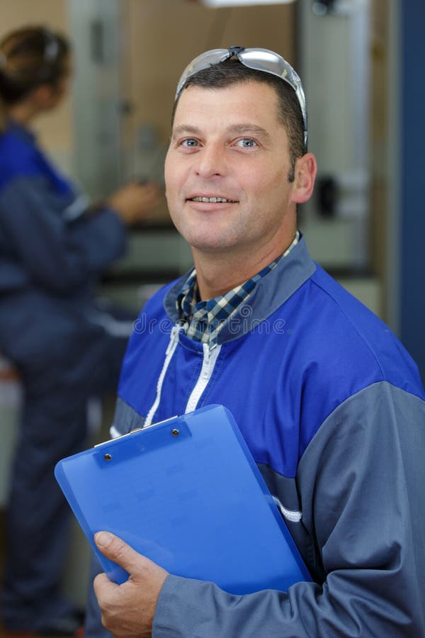 Supervisor Vertical Sujetando El Portapapeles Foto de archivo - Imagen ...