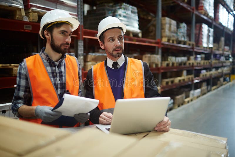 Supervisores no trabalho foto de stock. Imagem de trabalhador - 94125822