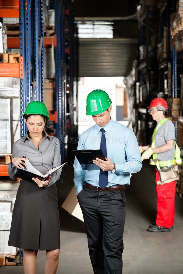 Supervisors En Voorman Working at Warehouse Stock Foto - Image of boek ...