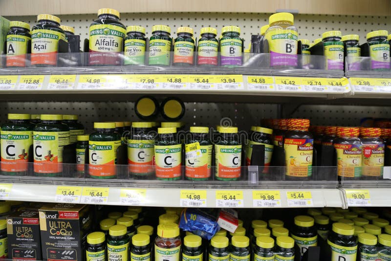 Vitaminas E Suplementos Em Prateleiras Fotografia Editorial - Imagem de ...