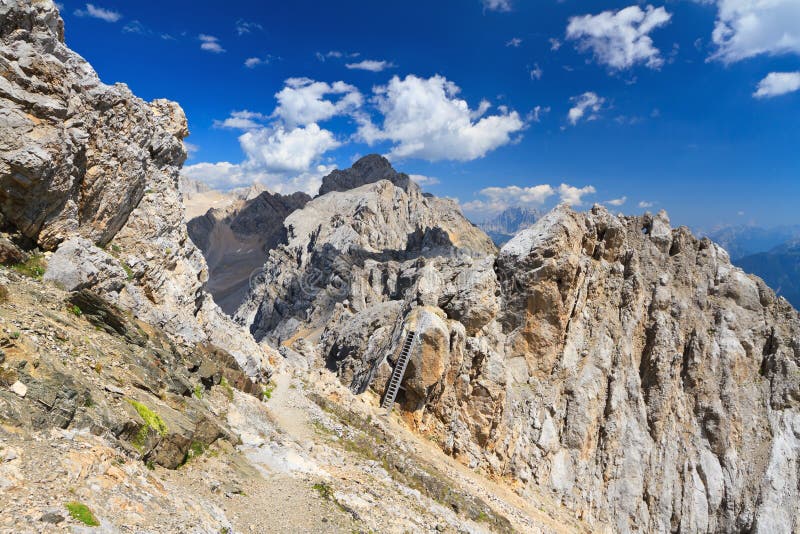 Dolomia - Roccia Di Costabella Immagine Stock - Immagine di nave, gamma ...