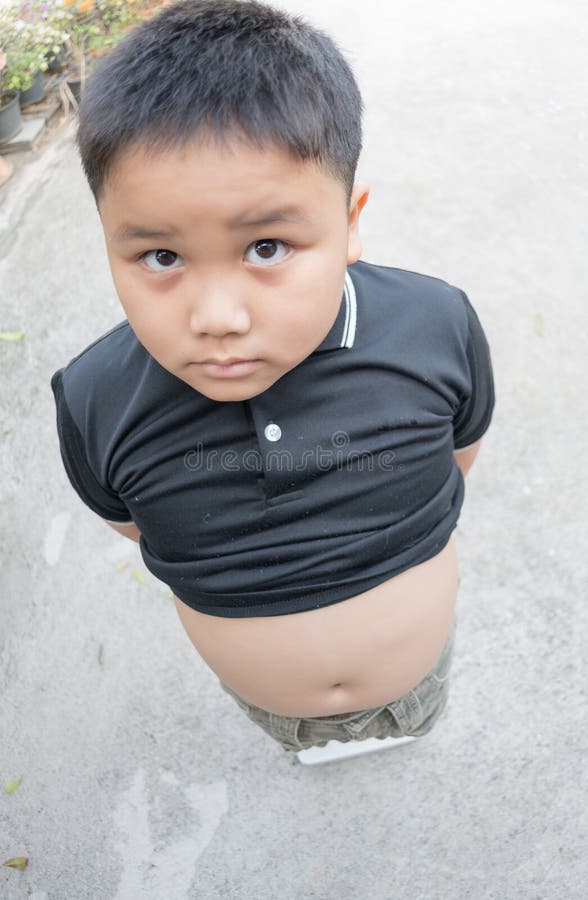 Supporto Grasso Del Ragazzo Sulle Bilance Immagine Stock - Immagine di ...