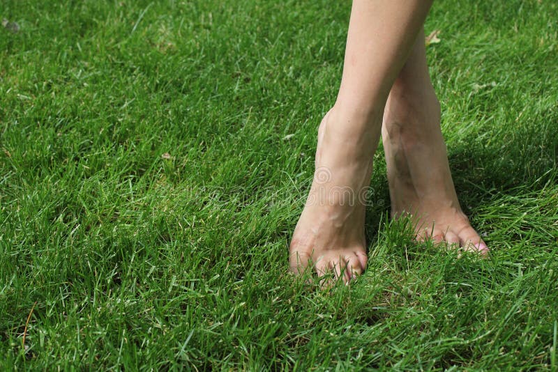 Sur La Fille Aux Pieds Nus Dherbe Verte La Fille Se Tient Sur La