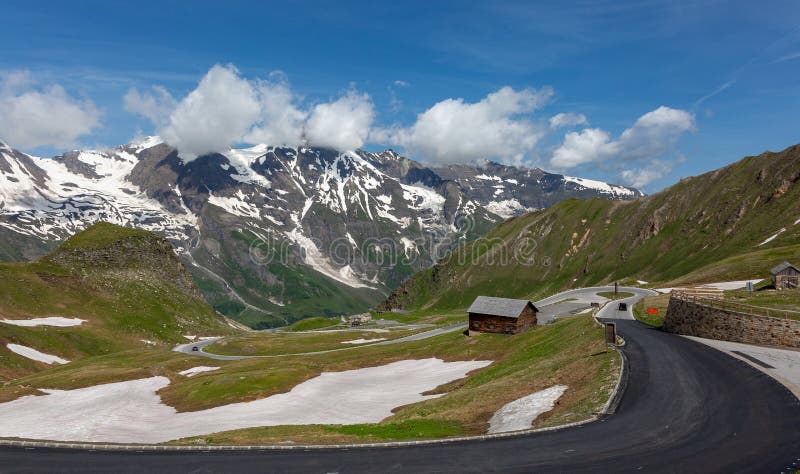Sur la haute route alpine photo stock. Image du touriste - 120437966