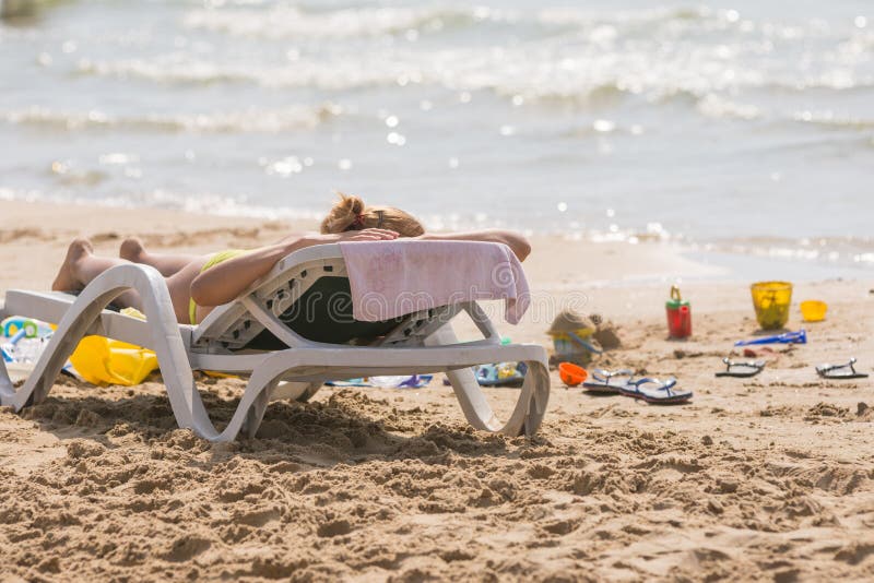 Fille Sur Prendre Un Bain De Soleil De Mer Photo Stock Image Du