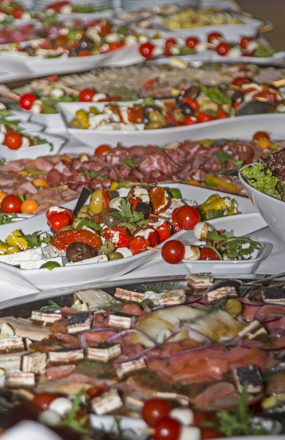 Sur le buffet froid photo stock. Image du appétissant - 82487102
