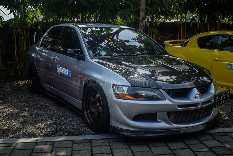 Modified Silver Mitsubishi Lancer Evolution VIII Sedan in JDM Run Car ...