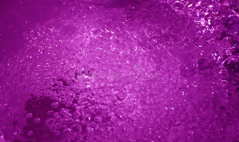 Surface D'eau Violette Bouillonnant Dans Un Beau Fond De Grain Violet ...